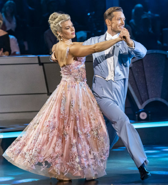 Derfor danser Sara Bro i Marianne Eihilts kjole | BILLED-BLADET