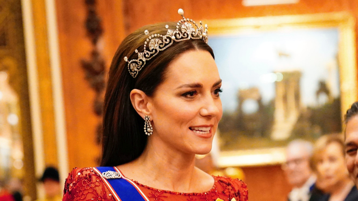 Se billederne: Prinsesse Catherine bar rød perlebesat kjole til galla ...