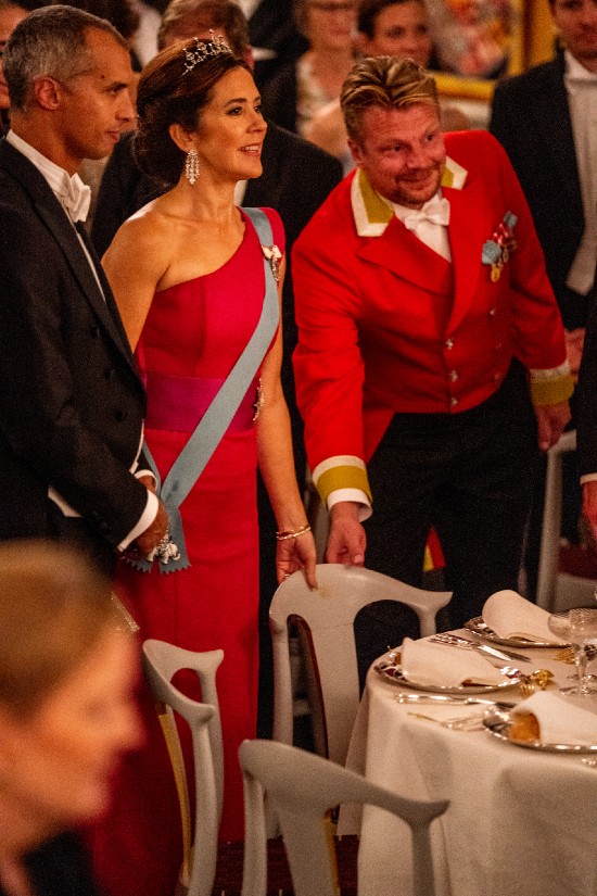 Kronprinsessen i godt selskab: Mary havde et par fine bordherrer | BILLED-BLADET