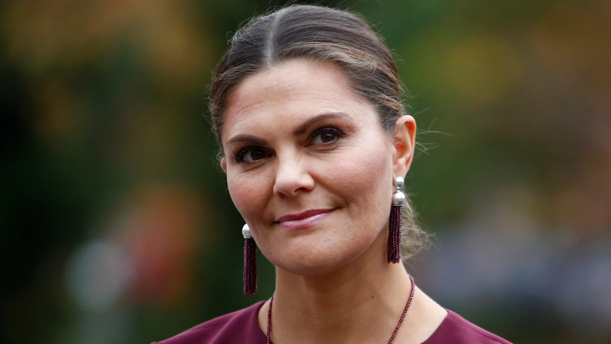 Kronprinsesse Victoria havde valgt smuk silkekjole fra dansk designer ...
