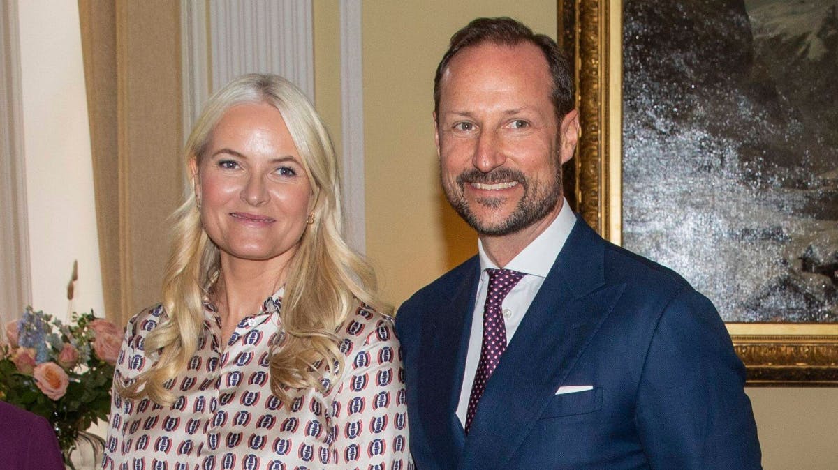 I nederdel og skjorte med forskellige mønstre: Mette-Marits look i ...