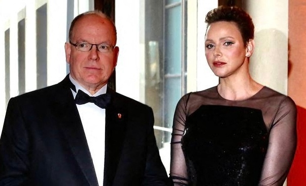 Fyrstinde Charlene til fest i gallakjole med pailletter og ...