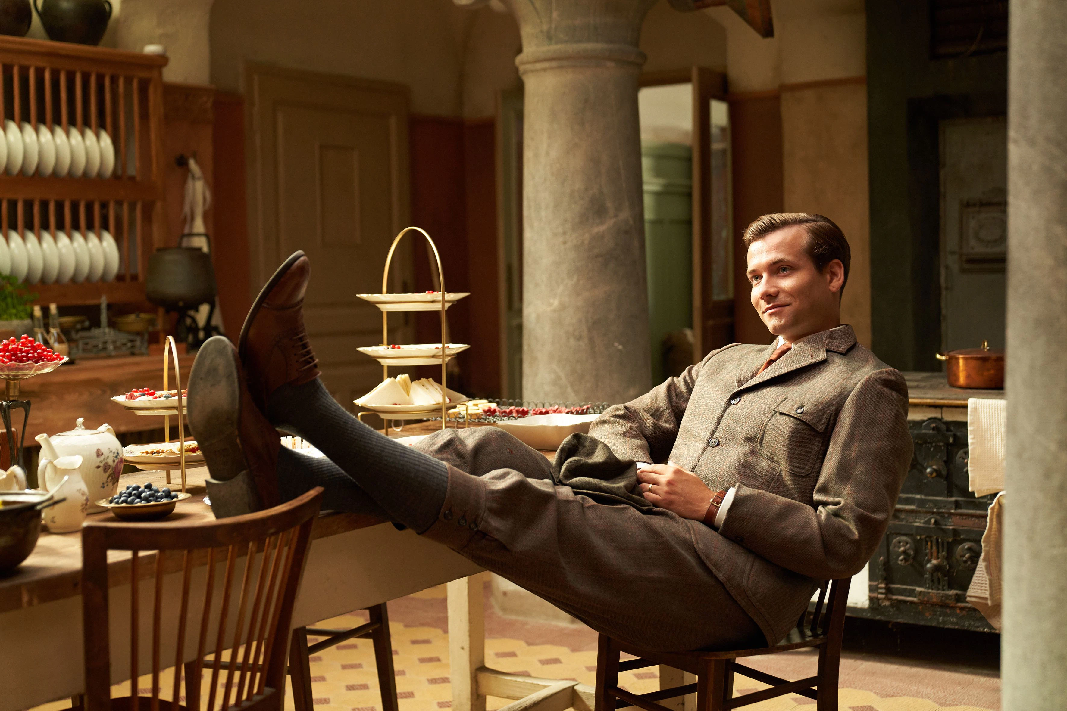 Oliver Dench spiller Lucian i Hotel Portofino: Dette er hans livs ...