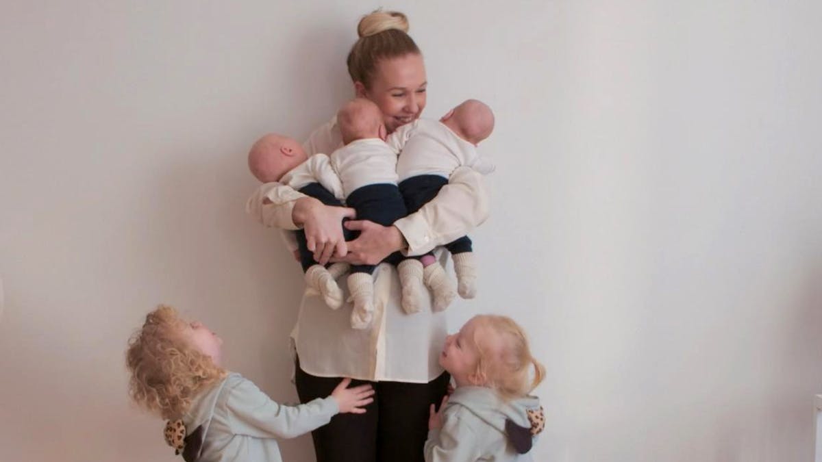 Familien i matchende pyjamasser på sødt julebillede: Så store er ...