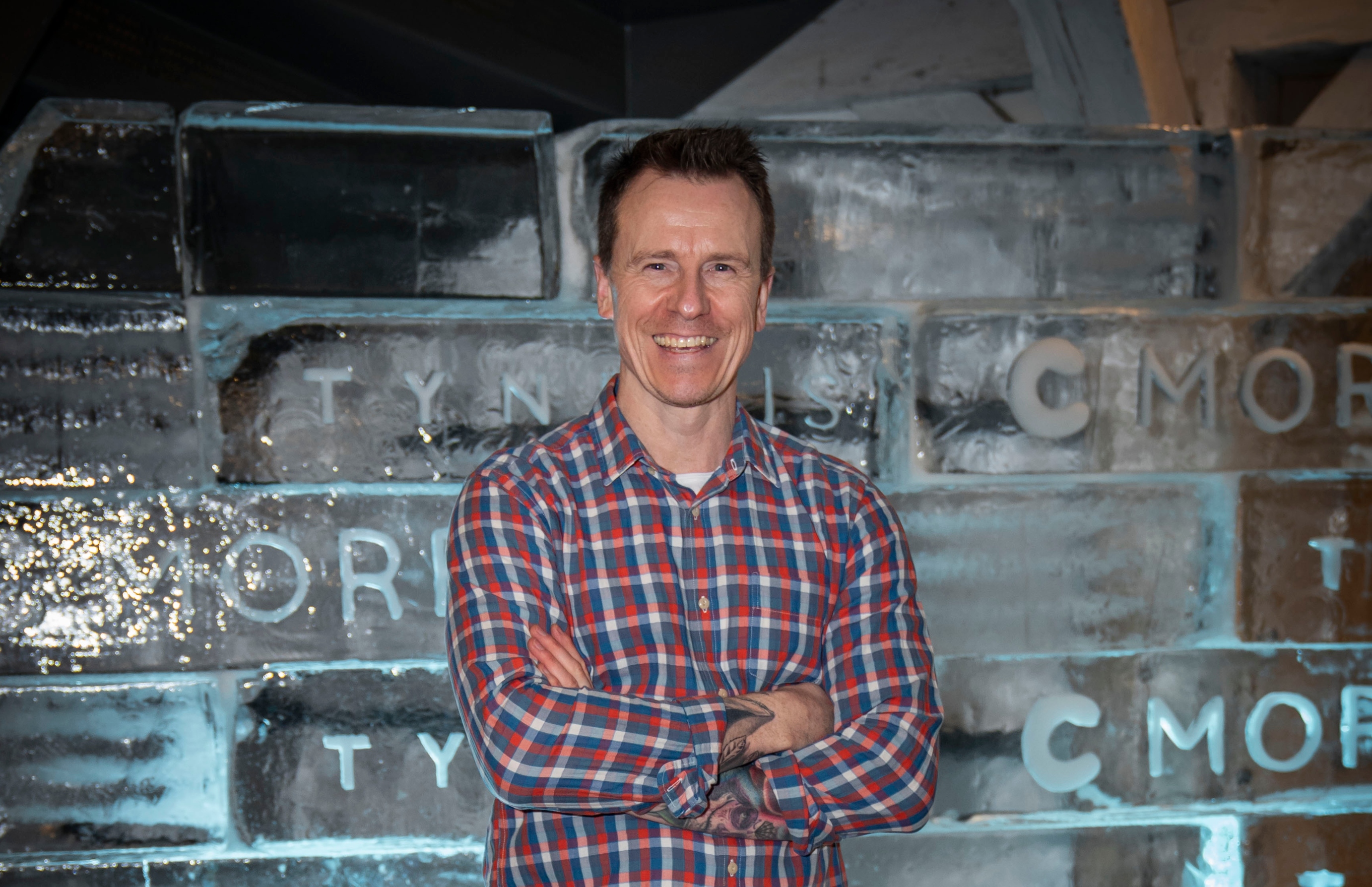 Det sker sjældent: Markus Grigo har kæresten og bonussøn med på rød ...