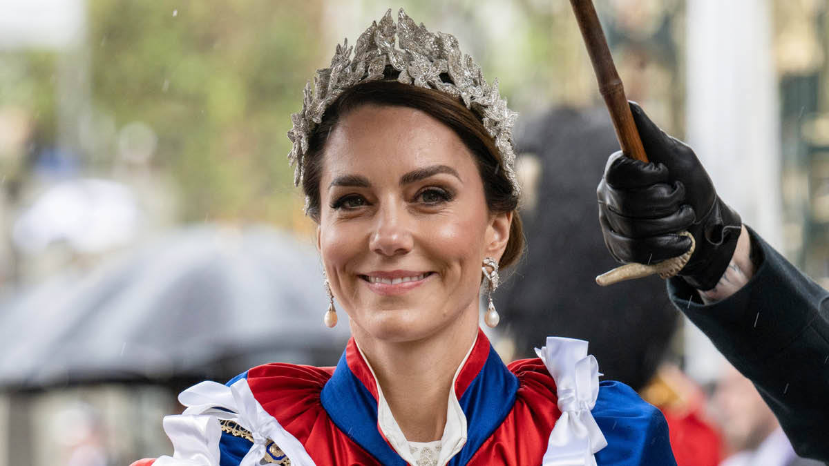 Ingen så prinsesse Kates kjole til kroningen: Nu deler kongehuset et ...