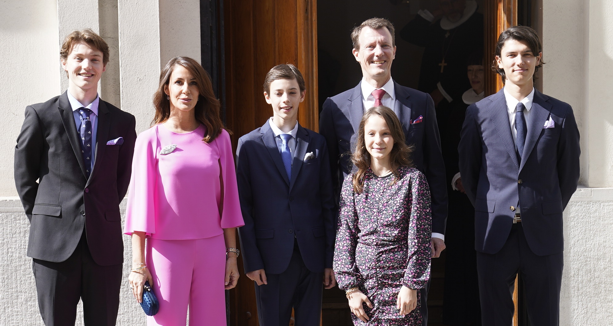 Se billederne: Grev Henrik ankommer til sin konfirmation med sine ...