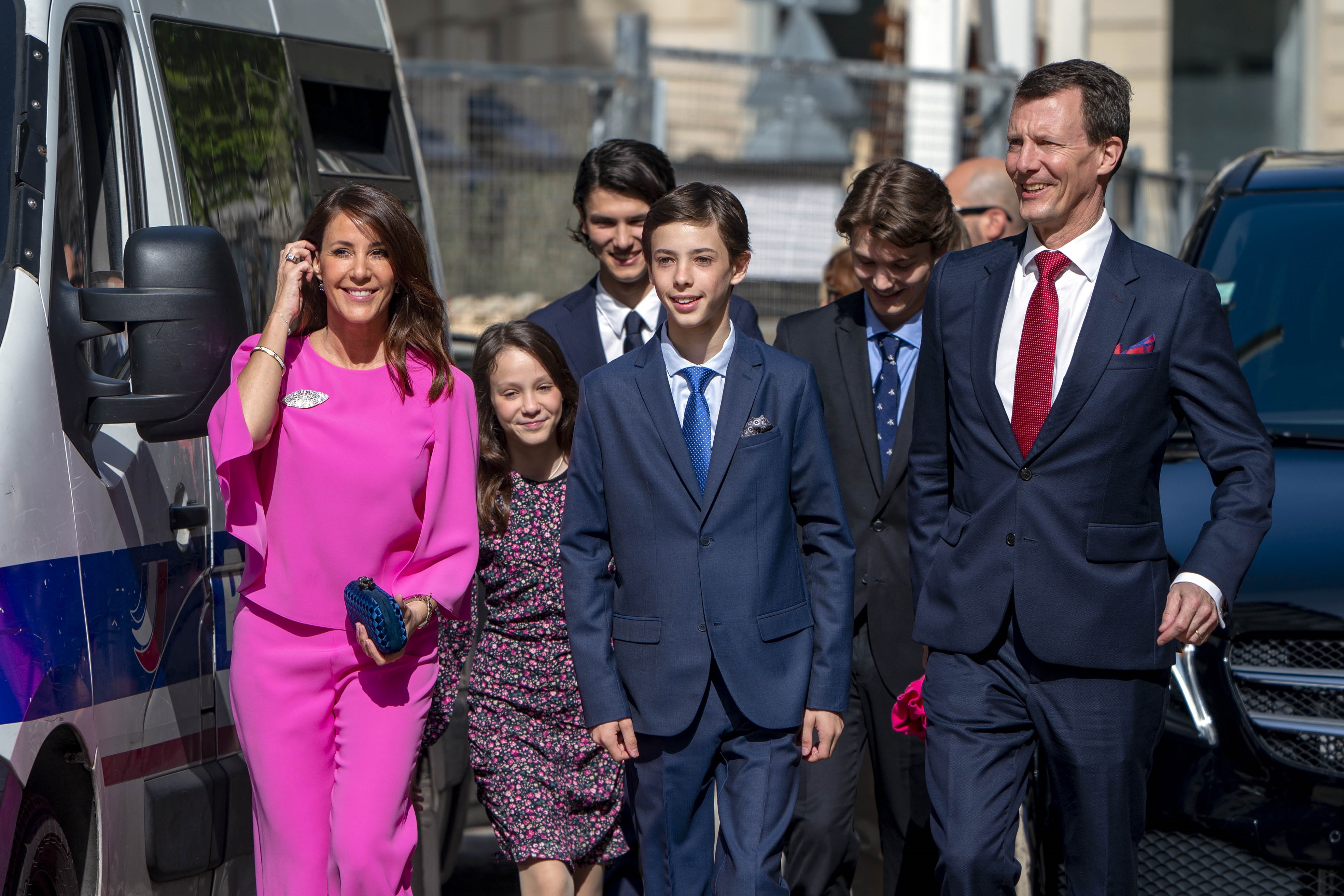 Stor søskendekærlighed: Grev Henrik omgivet af sine brødre og søster ...