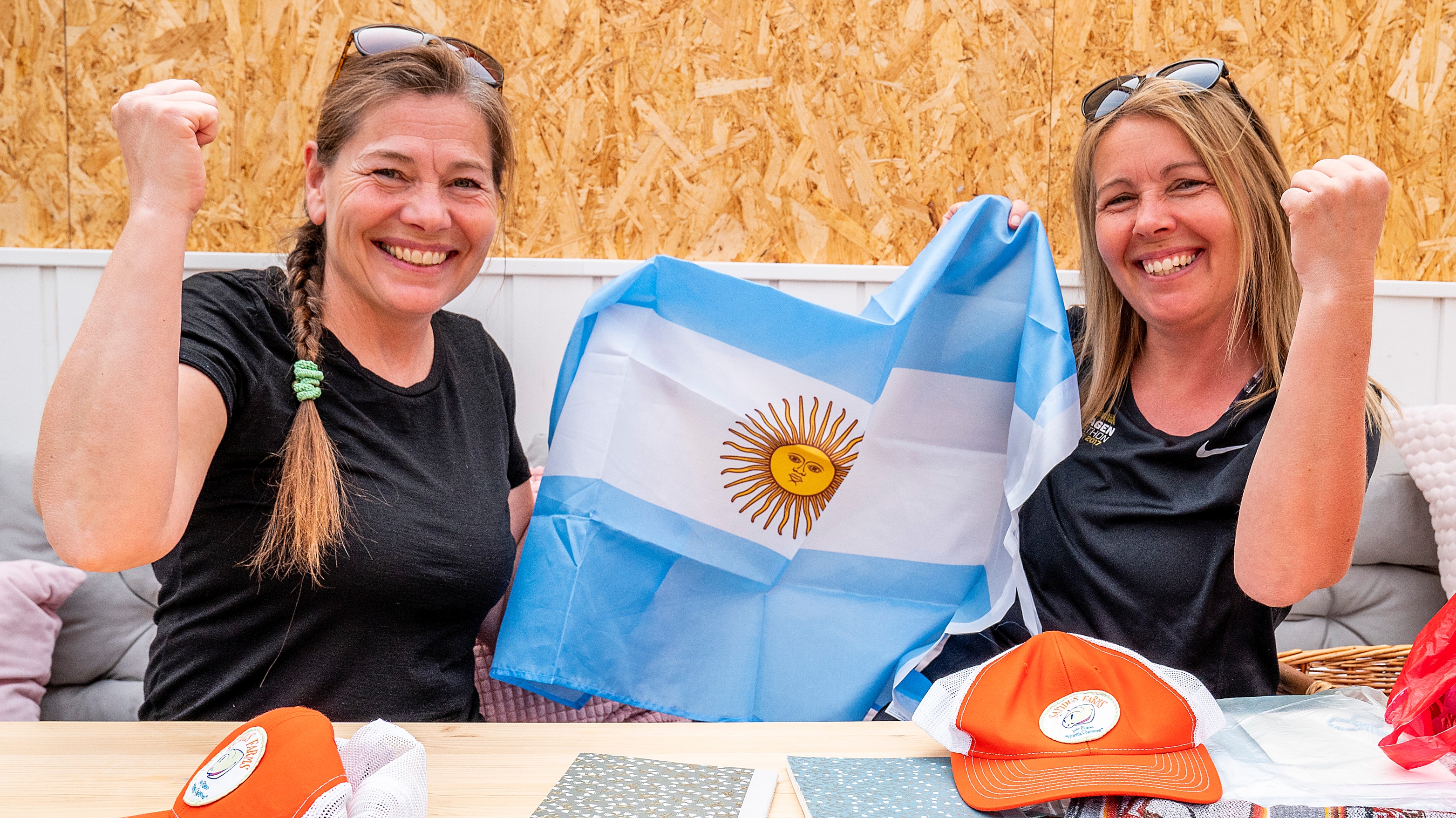 Først til verdens ende-vinderne Susie og Heidi fejret af familien ...