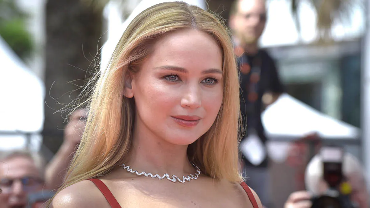 Efter meget offentlige styrt: Verdensstjernen Jennifer Lawrence vælger ...