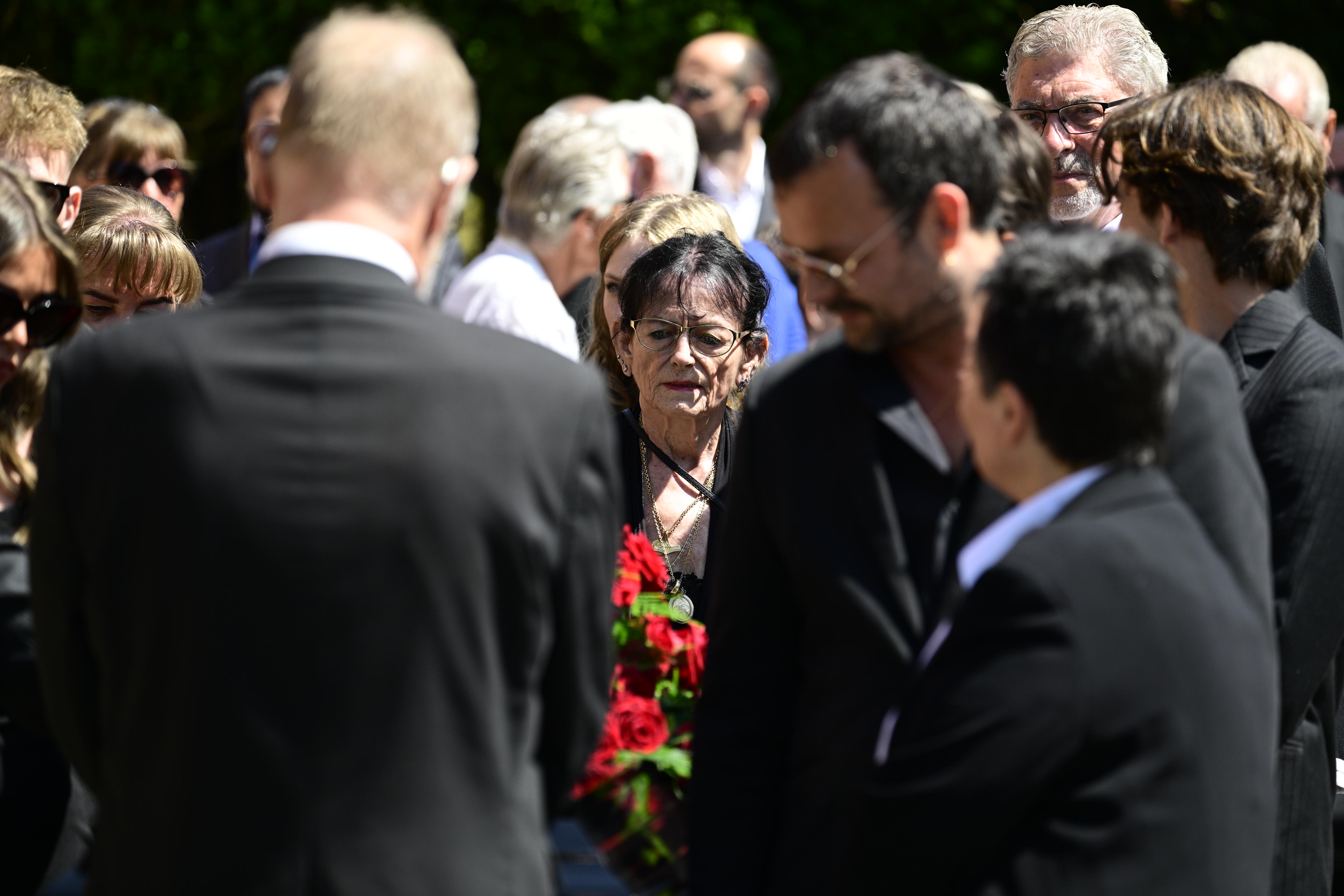 Se billederne: Peter Bellis kiste bliver båret til hans sidste ...