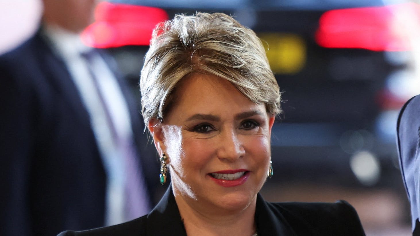 Storhertuginde Maria Teresa i gule pailletbukser og matchende jakke med ...