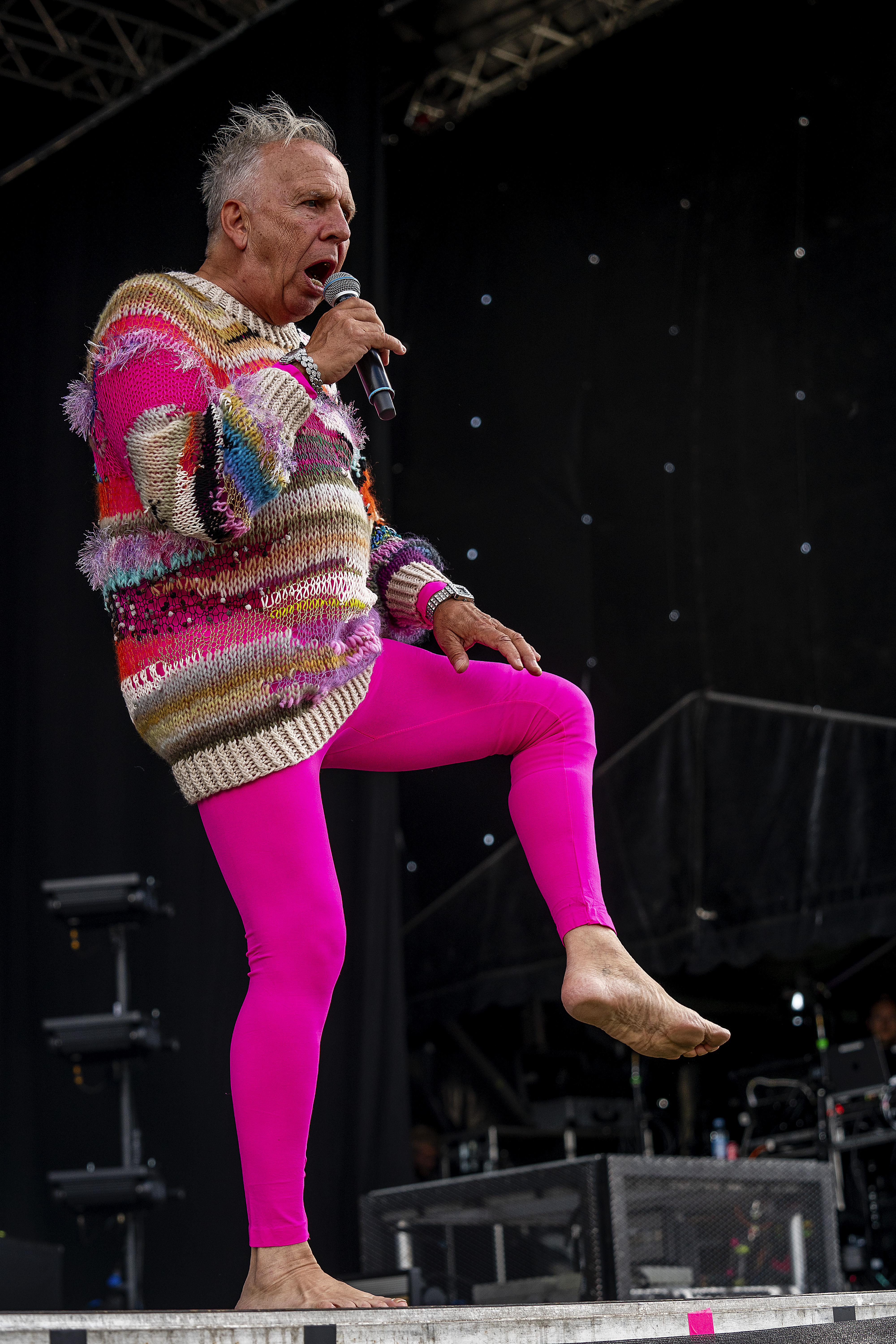 Se de nye billeder: Jacob Haugaards vilde outfits når nye højder ...