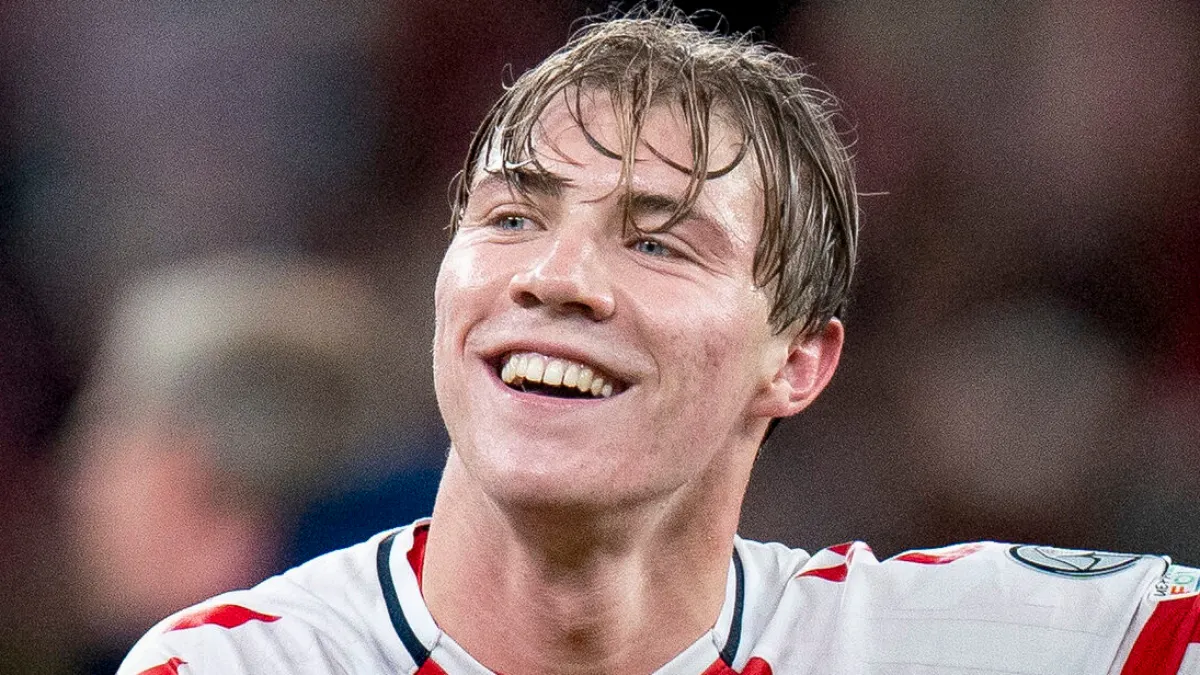 I dag sker det foran 75.000 tilskuere: Rasmus Højlund har kæresten ...
