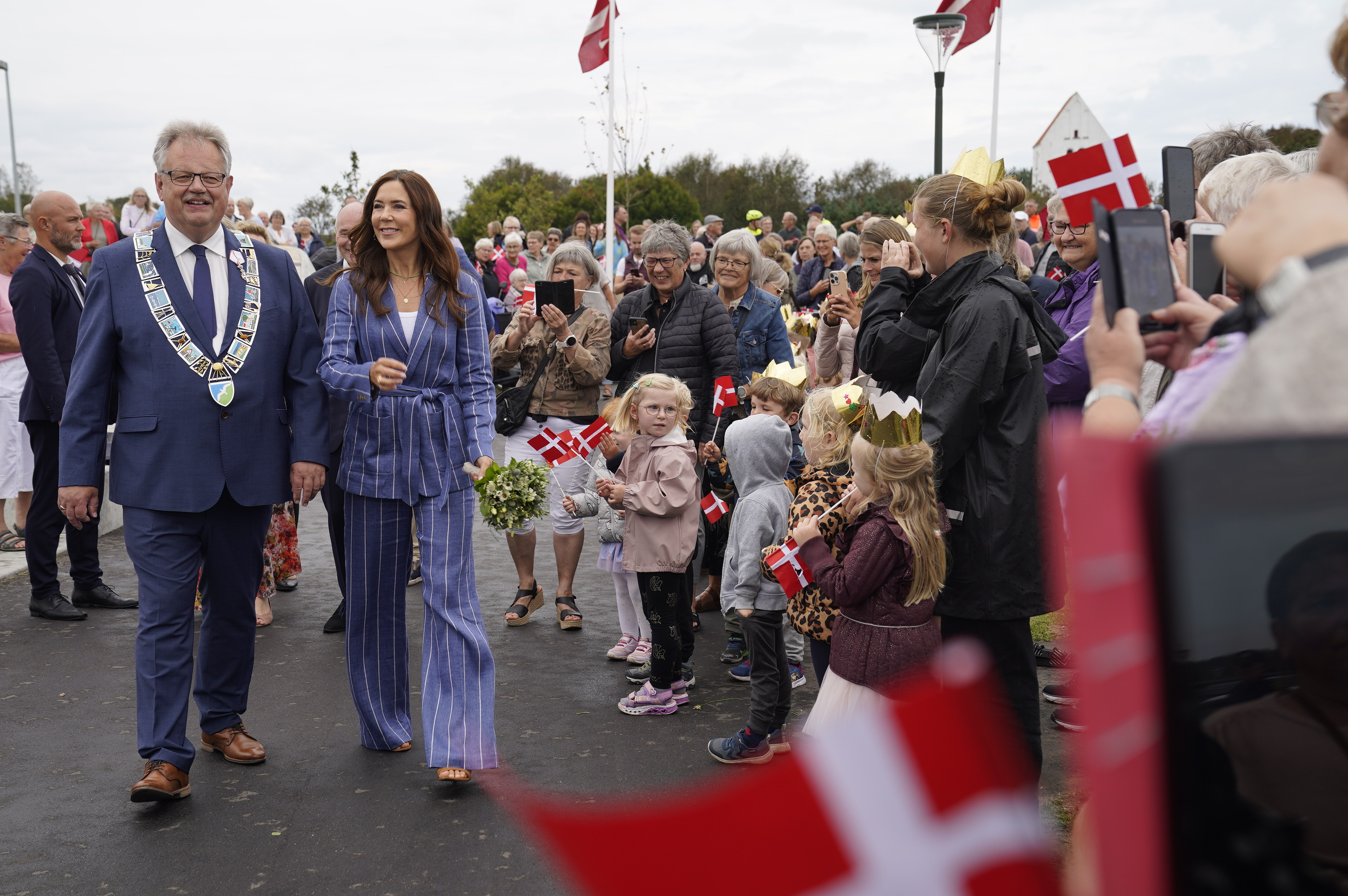 Se alle billederne: Kronprinsesse Mary modtaget af glade skolebørn til stor fest | BILLED-BLADET