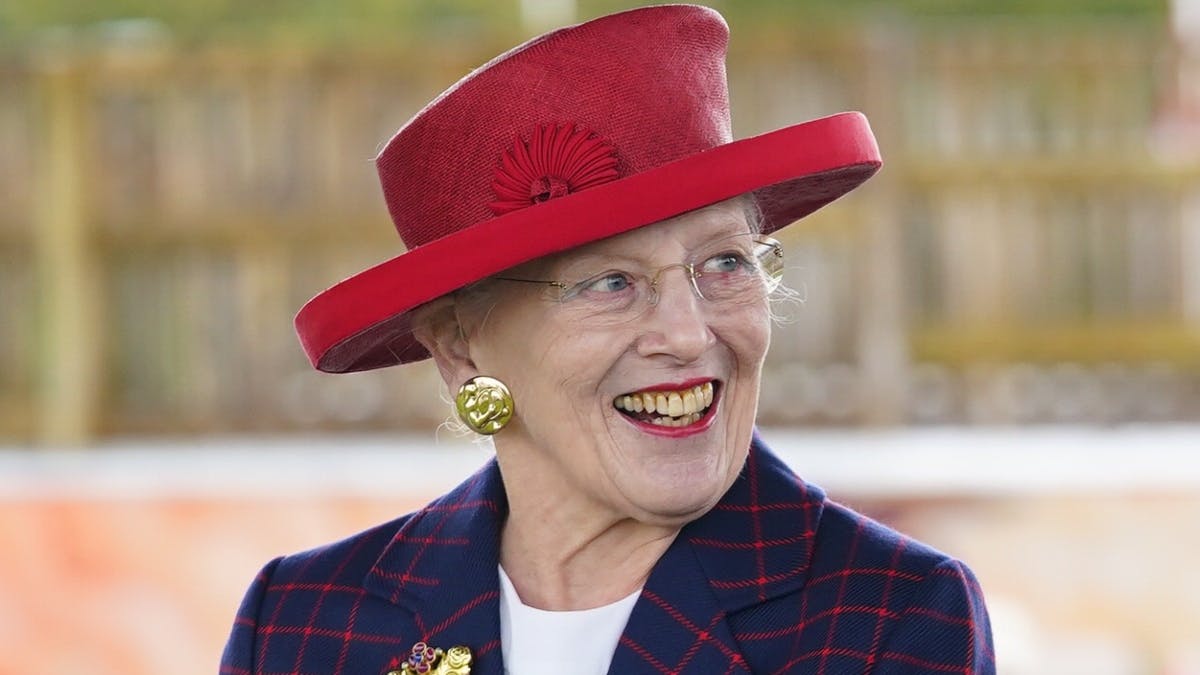 Sådan en har hun nok aldrig set før: Dronning Margrethe får overrakt ...