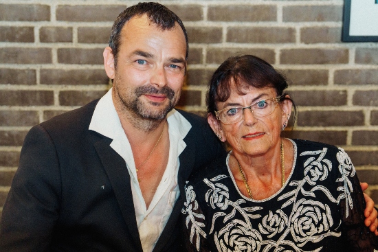 To måneder efter Peter Bellis død: June og familien rørt til tårer ved ...