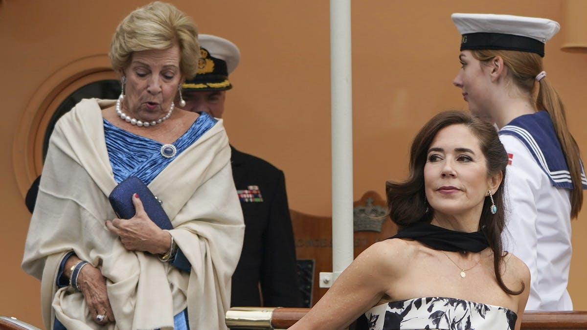 Er lige gået fra borde: Margrethe, Anne-Marie og kronprinsparret på vej ...