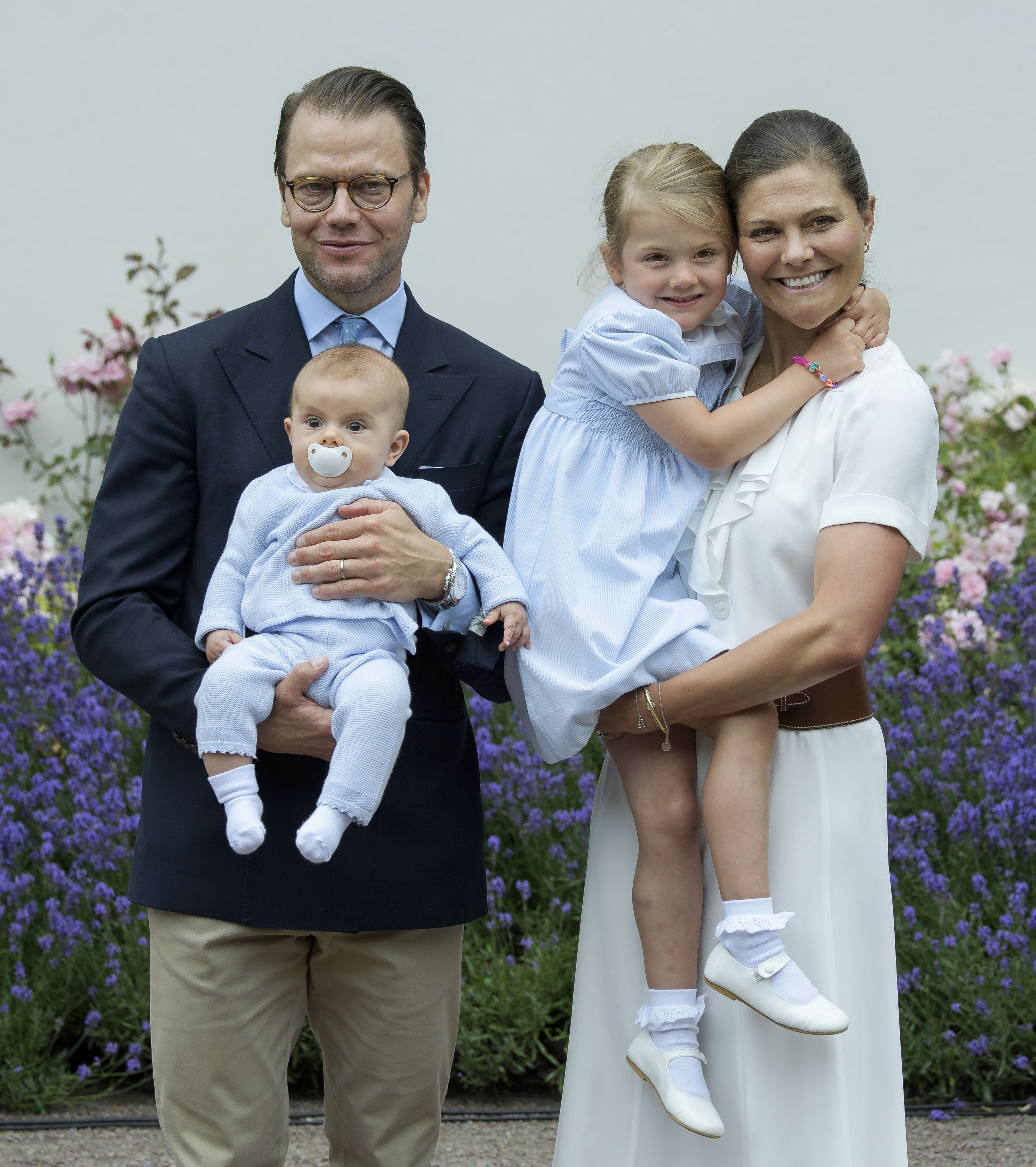 Kronprinsesse Victorias store kærlighed fylder 50 år: Se de søde ...