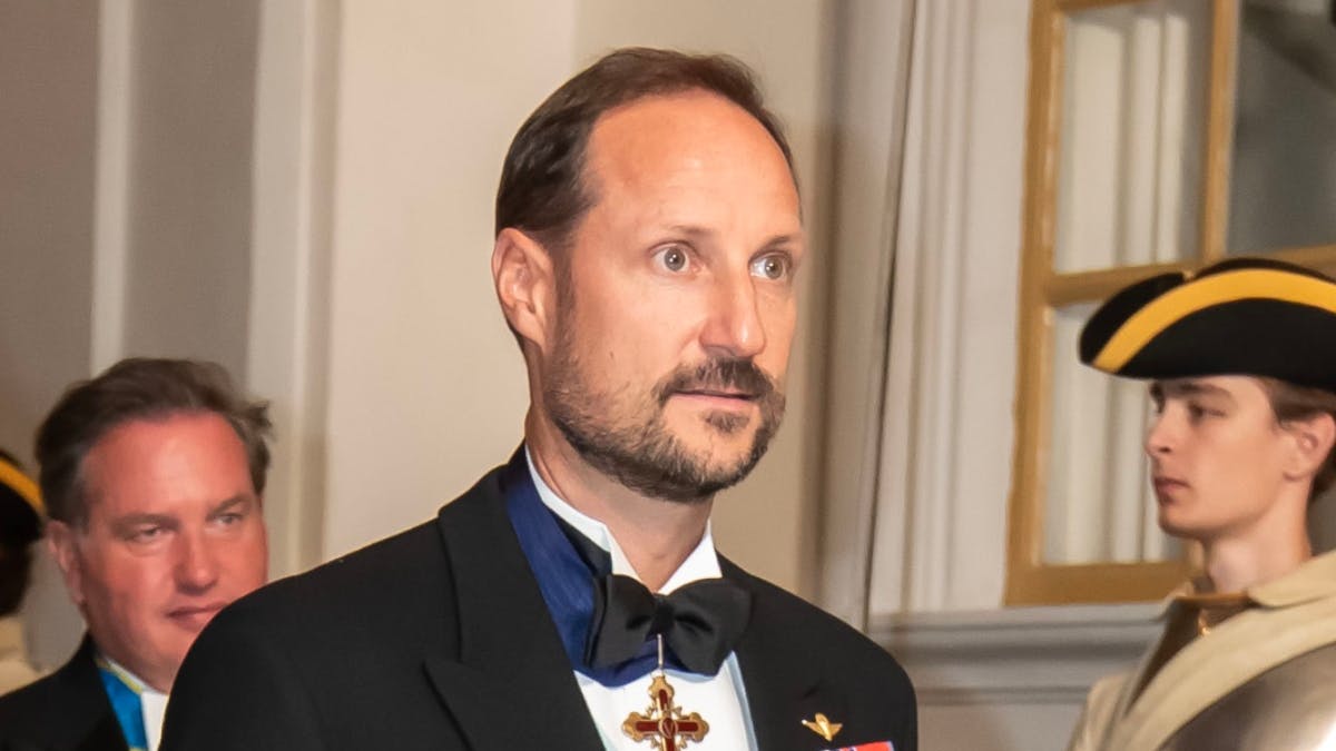 Mette-Marit har meldt afbud: Denne danske kongelige følges kronprins Haakon med til banket ...