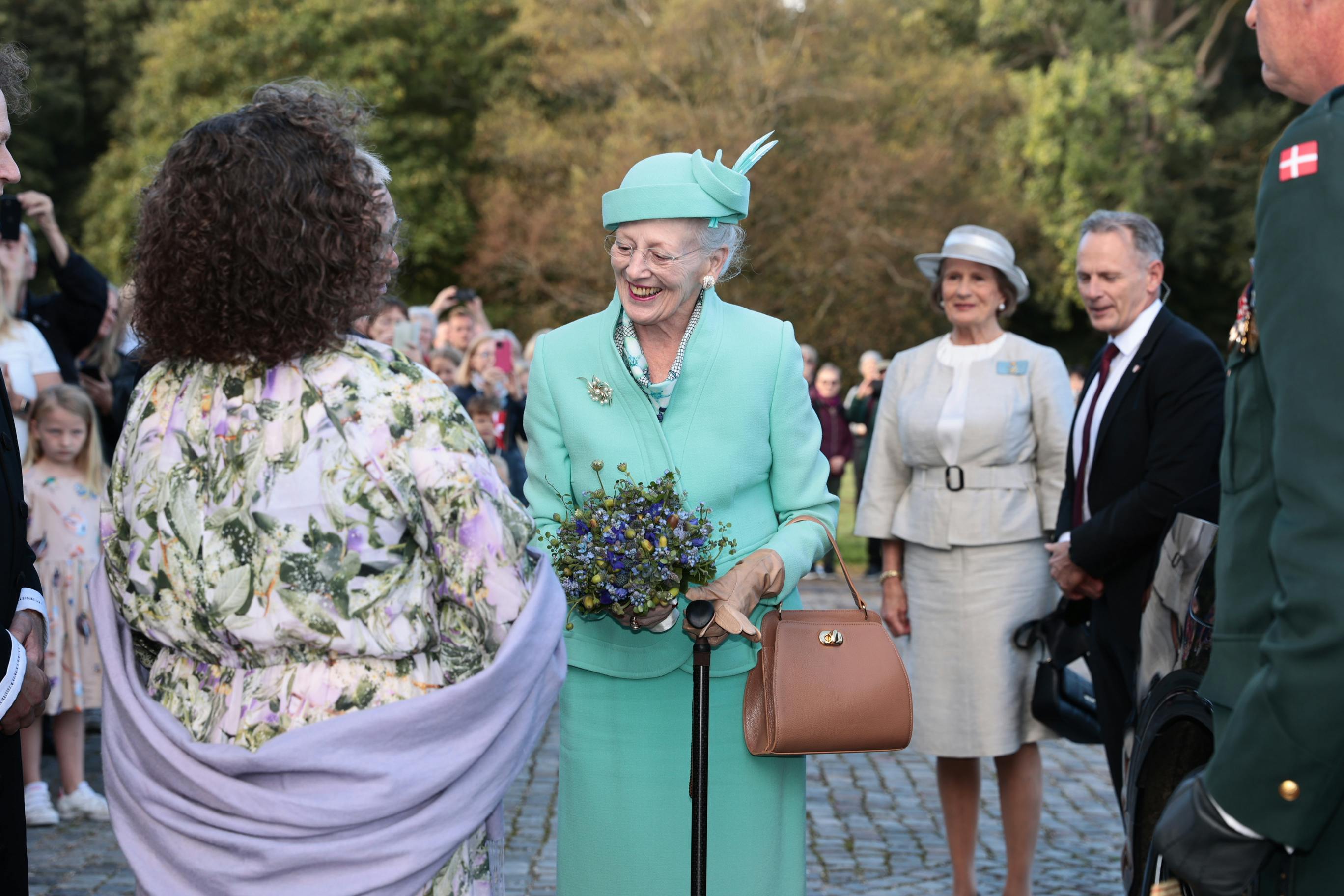 Se billederne af dronningen til festgudstjeneste i Hørsholm i cyan-farvet sæt med matchende hat ...