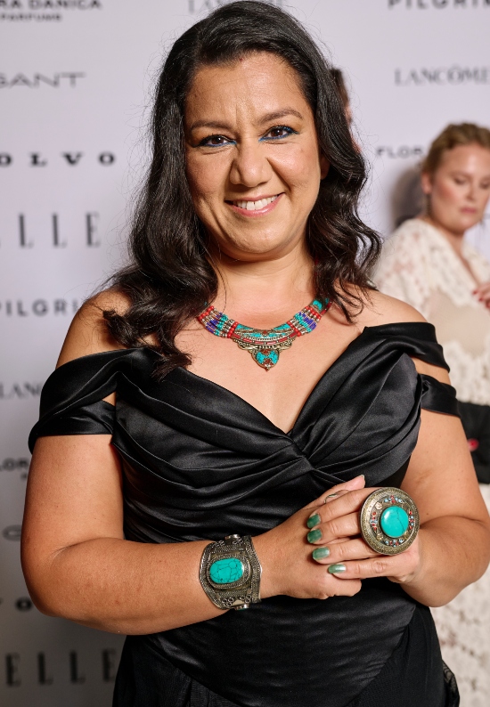 Skilte sig ud på den smukkeste måde: Simi Jan bar helt unikke smykker ...