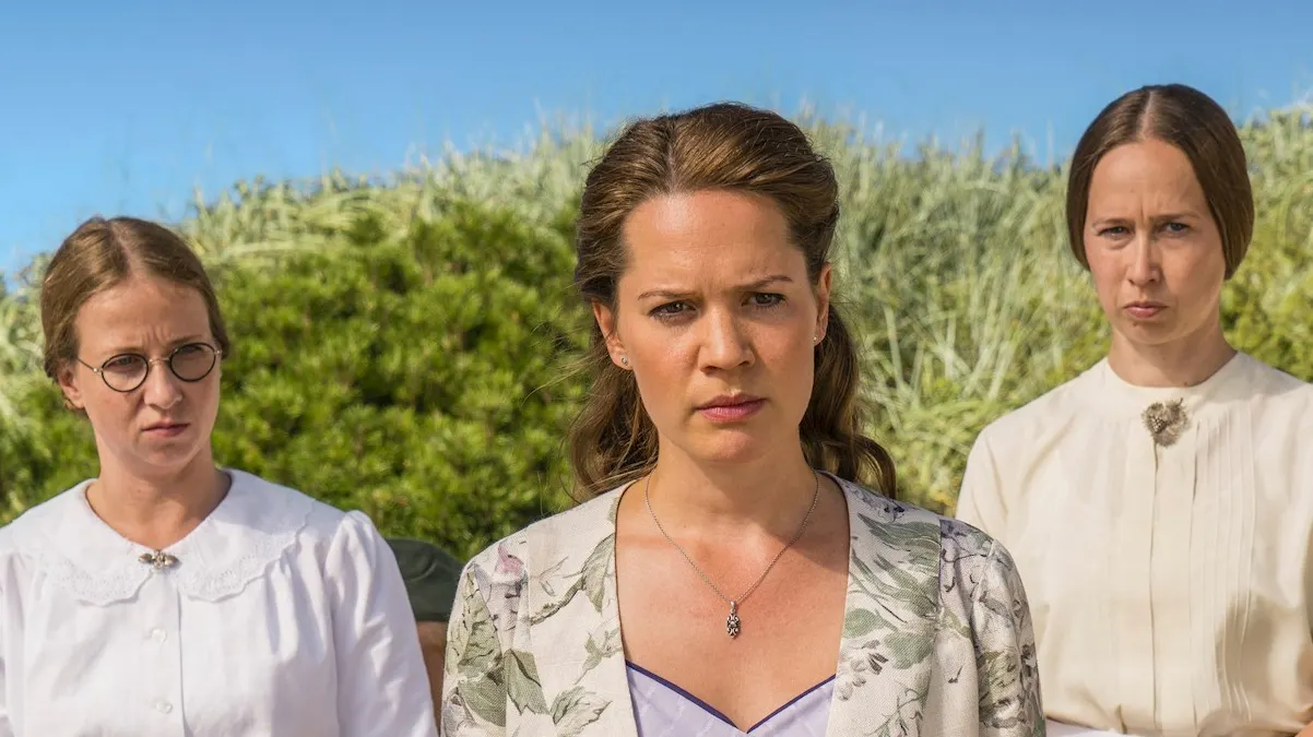 Nu sker det: Hele Badehotelsfamilien læser den allersidste scene sammen ...