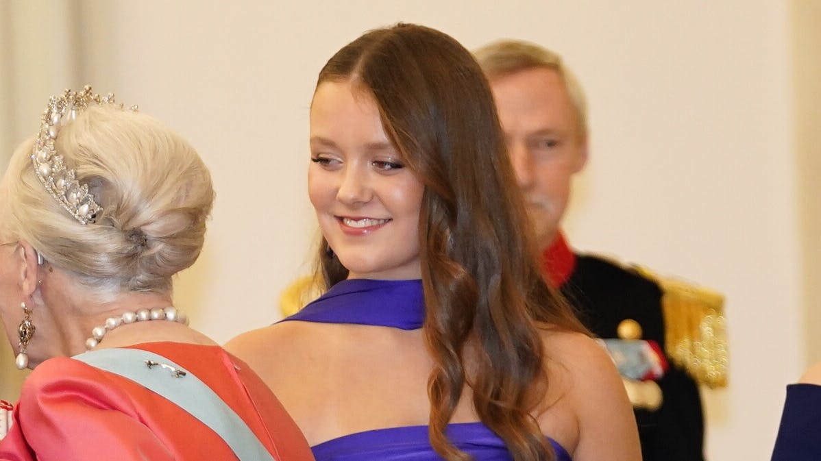 Se billedet: Prinsesse Isabella sad ved siden af tv-stjerne til ...