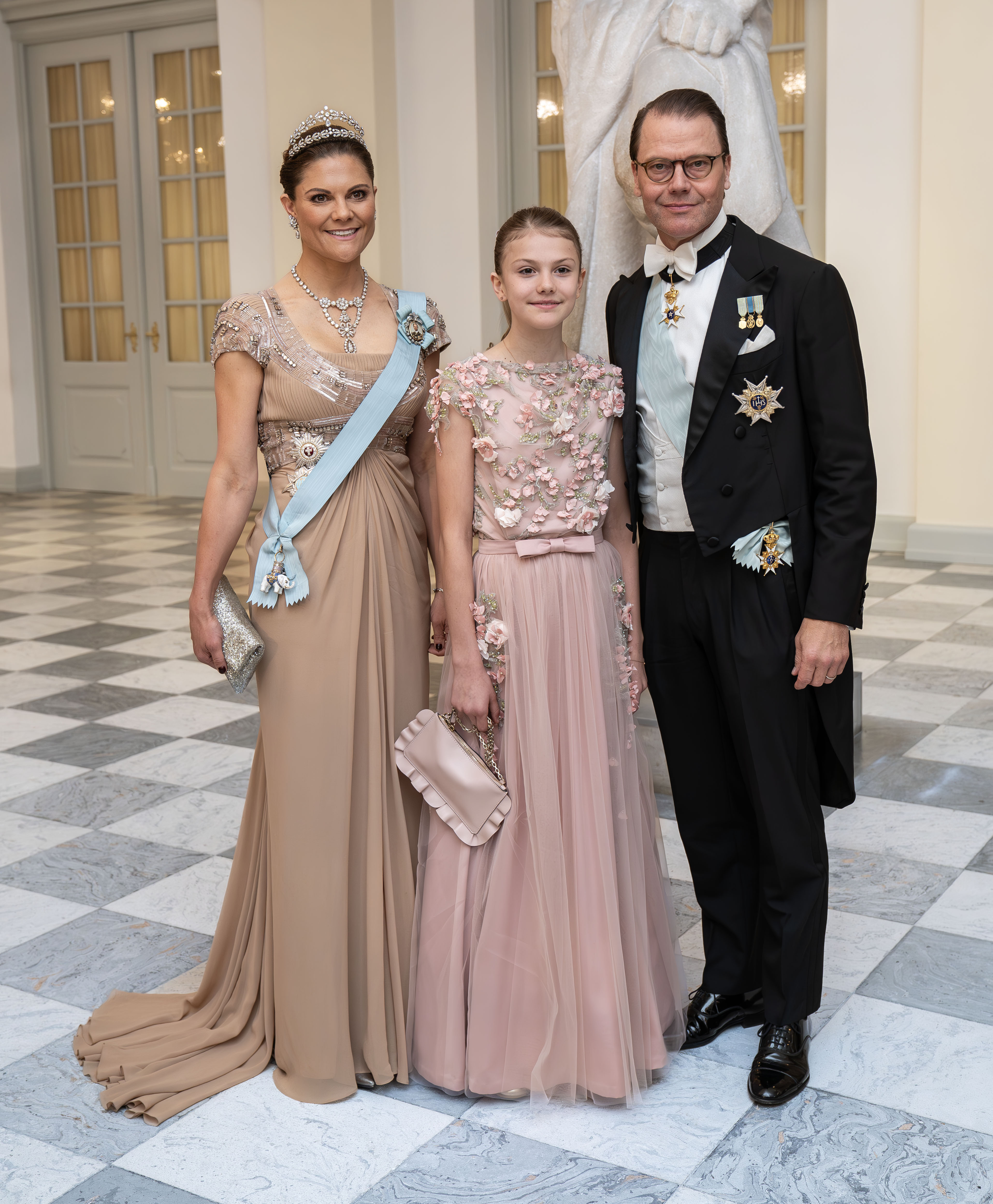 Perler, blomster og sløjfer: Prinsesse Estelles gallakjole var noget ...