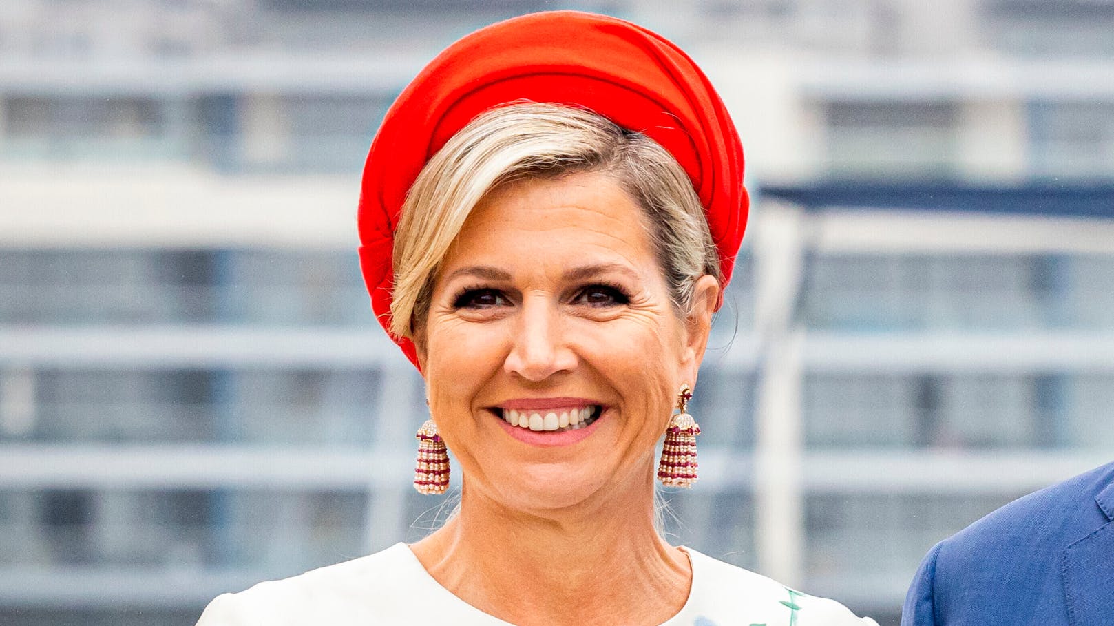 Dronning Maxima i blomstret look med røde detaljer: Her har du set ...