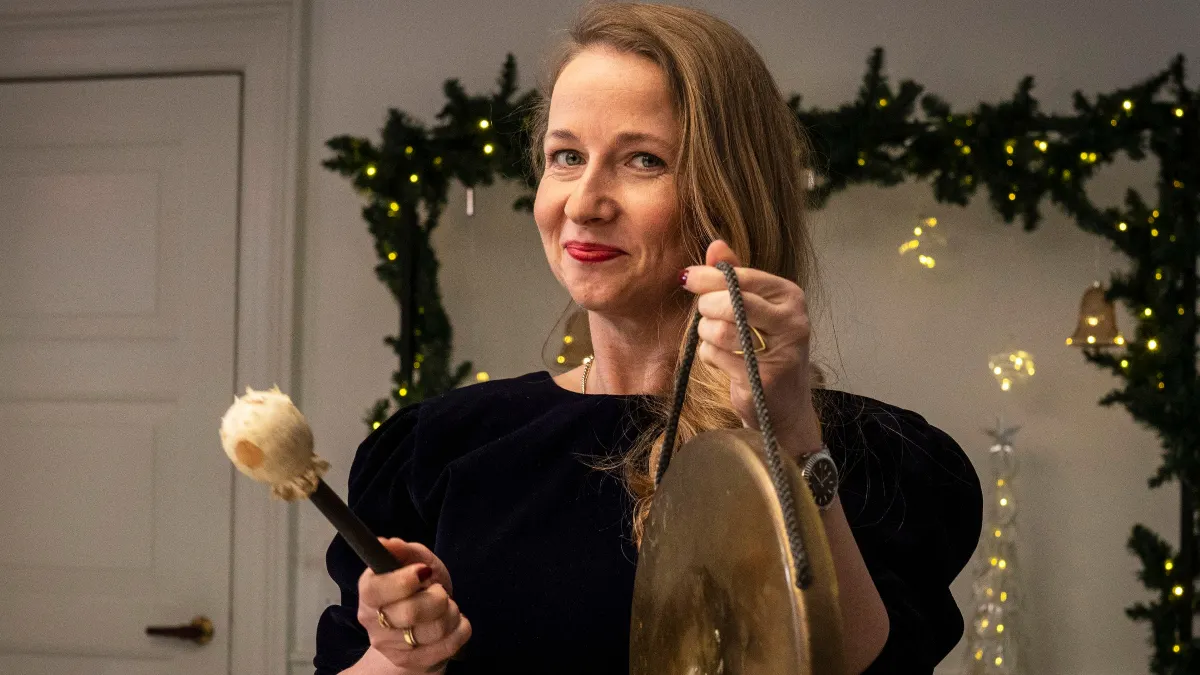 Badehotellets Ulla Vejby lægger ud, før fem andre kendte står for skud i nyt juleprogram ...