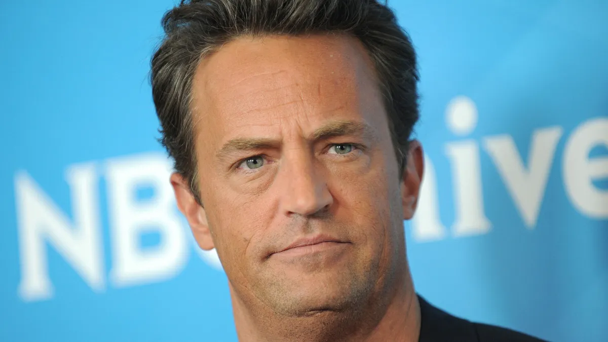Familien bryder tavsheden: Knuste over tabet af Matthew Perry | BILLED ...