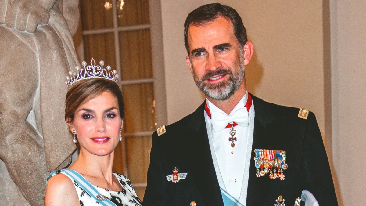Live inde fra slottet: Kong Felipe og dronning Letizia bydes velkommen ...