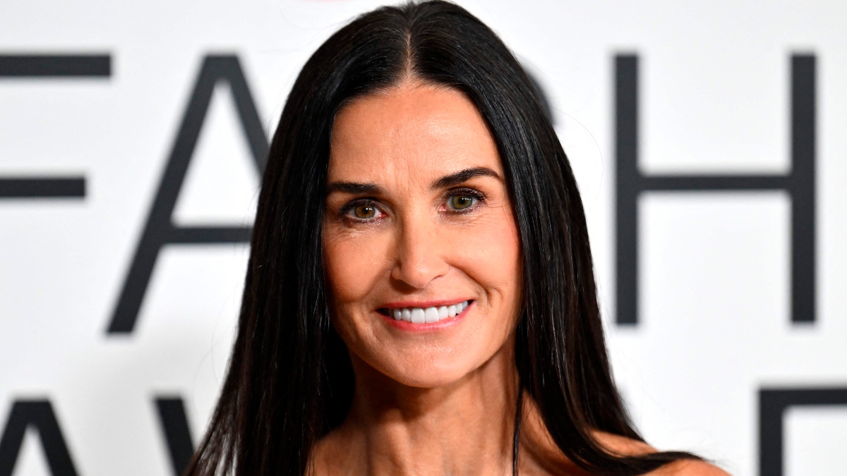 Var ikke til at overse: 60-årige Demi Moore glimtede i stropløs ...