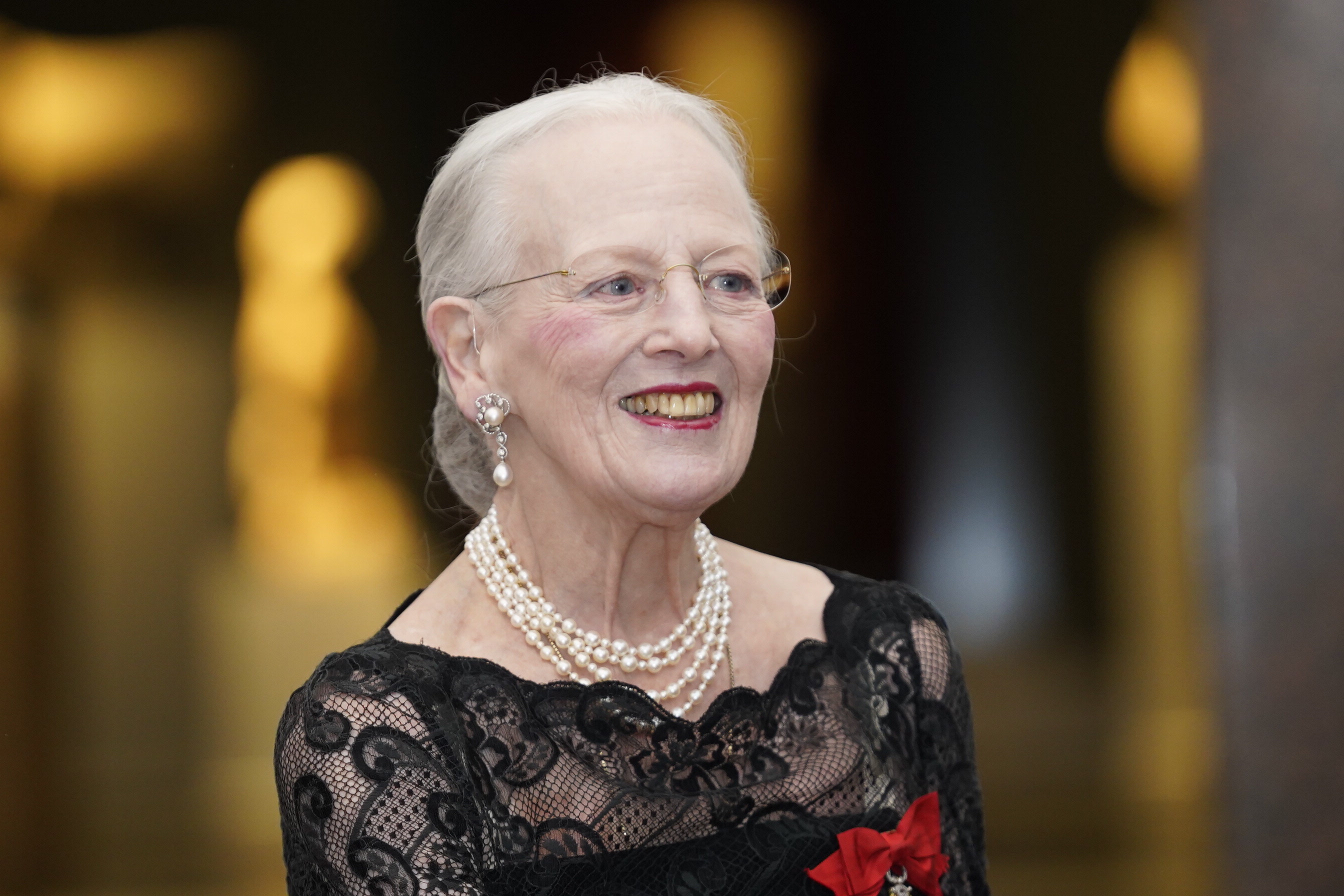 Dronning Margrethe til festmiddag i vinrød nederdel med sort ...