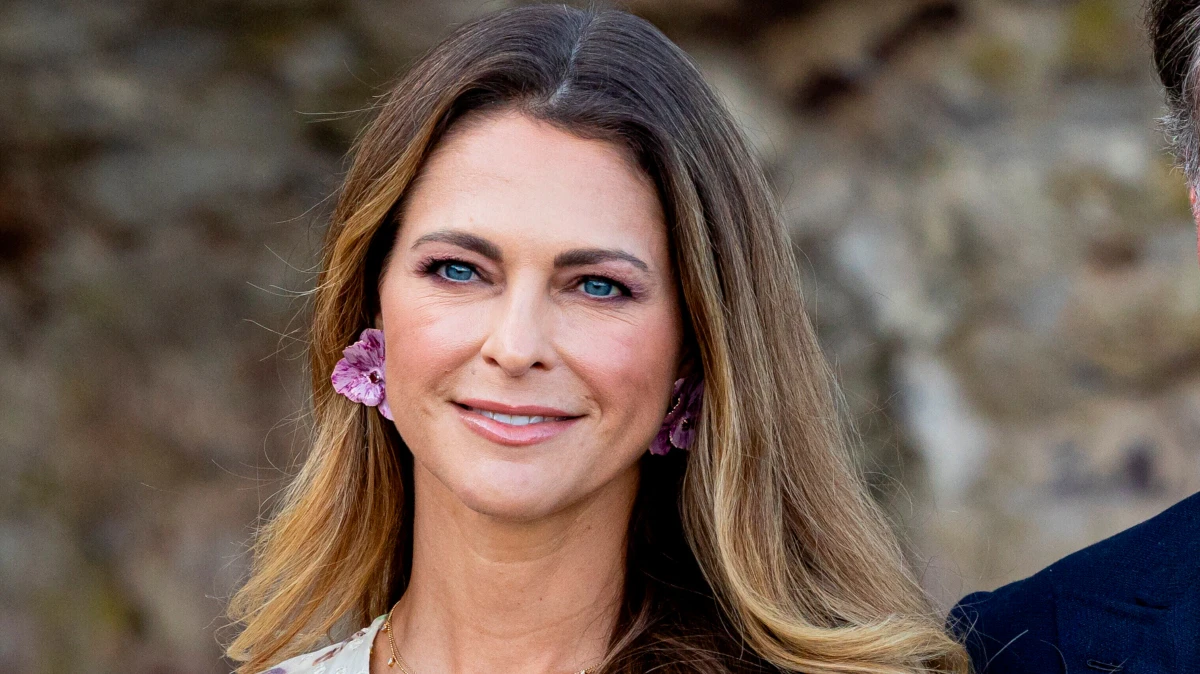 Billederne afslører: Nu er prinsesse Madeleine ankommet til Sverige med ...