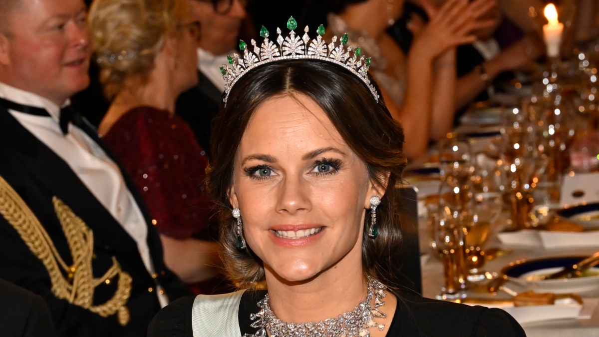 Prinsesse Sofia til julekoncert i rød velourkjole med sløjfe i siden ...