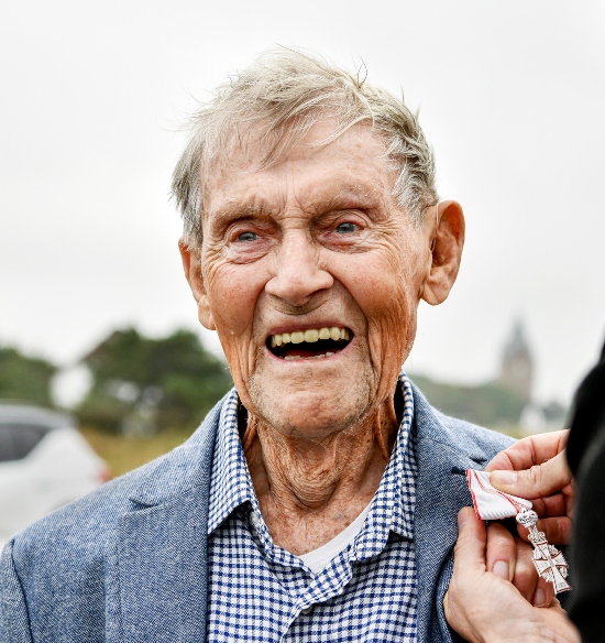 Salmedigter Jens Rosendal er død: Særligt en af hans salmer bruges ofte af kongehuset | BILLED ...