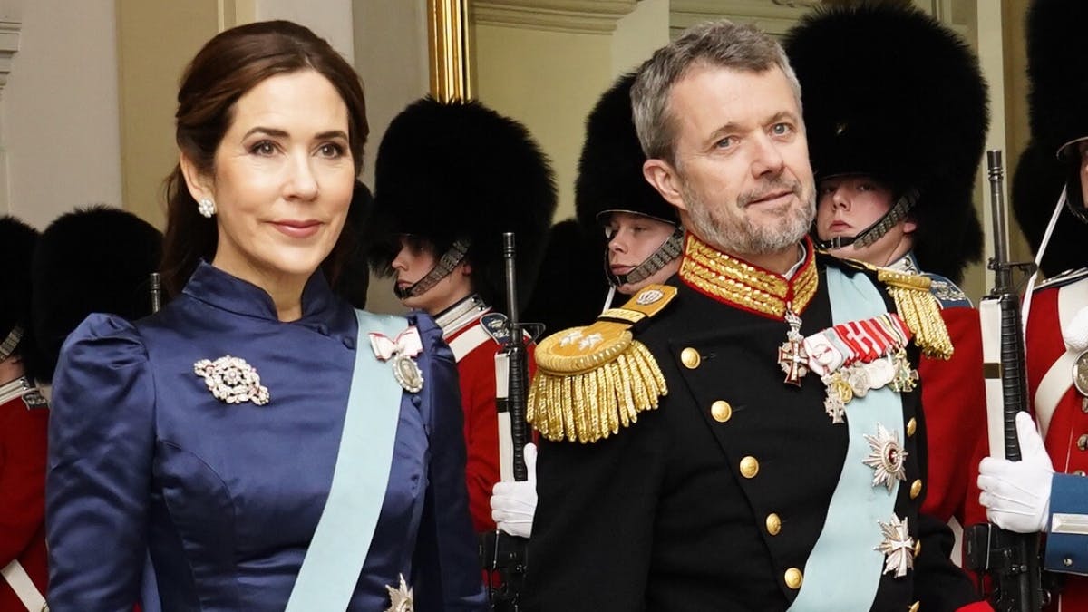 Kronprinsesse Mary i kongeblåt genbrug: Se hvor meget kur-kjolen er inspireret af dronningens ...