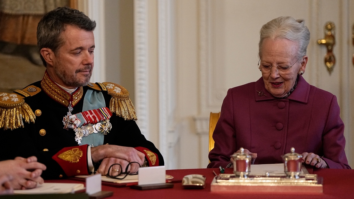 Nu er Frederik konge: Med disse rørende ord forlod dronning Margrethe ...