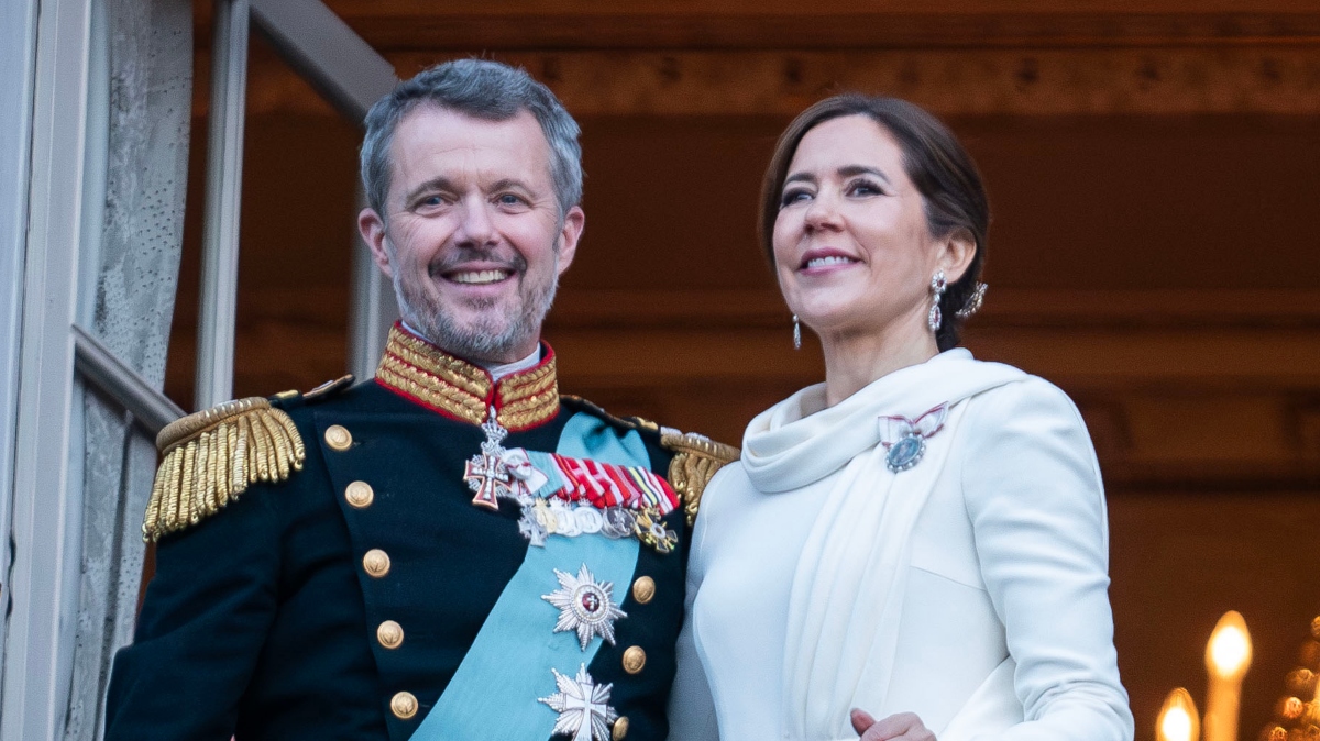 Se det rørende øjeblik: Prinsesse Benedikte og dronning Margrethe ankommer til privat middag hos ...