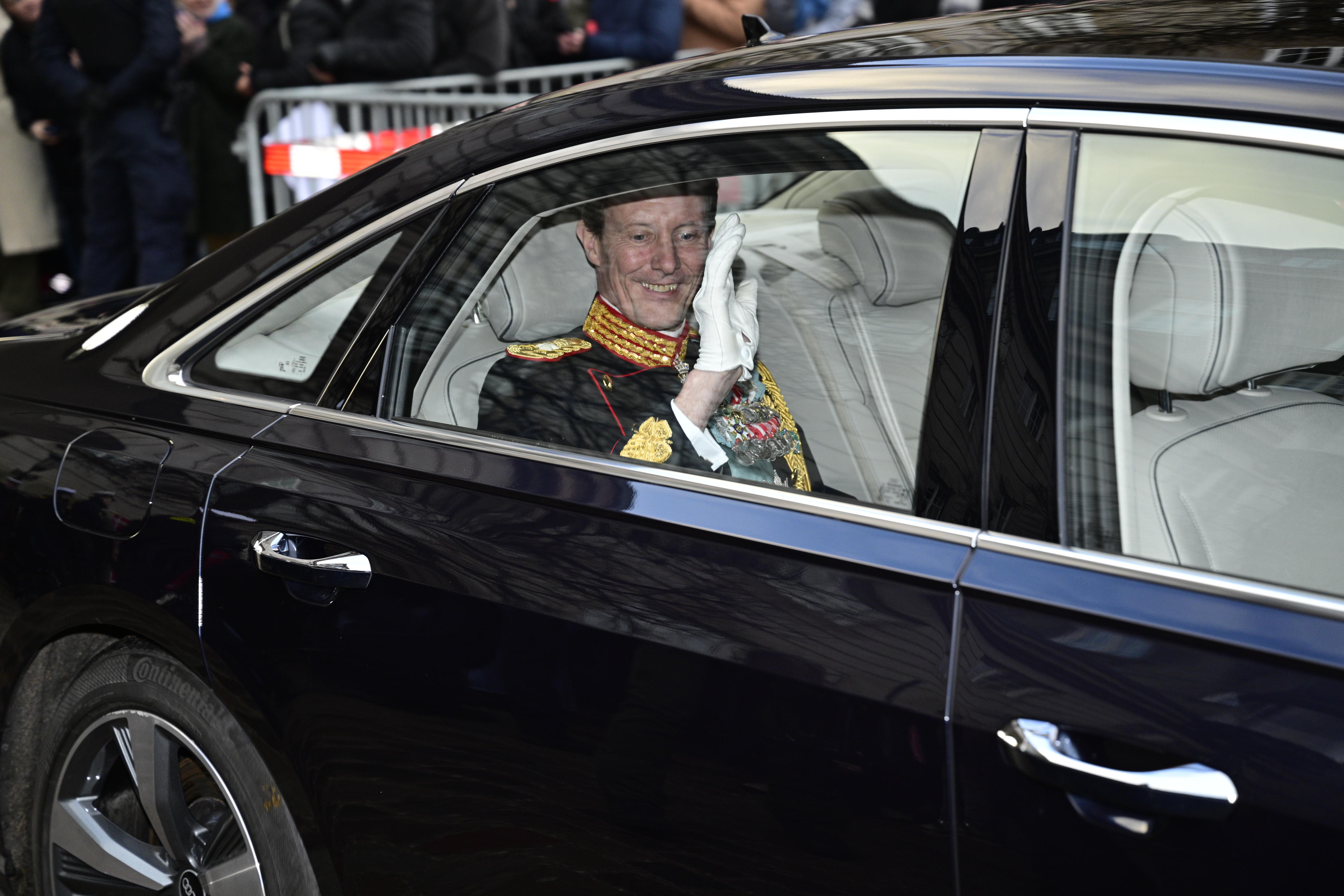 Se det første billede: Prins Joachim var ved kong Frederiks side på den ...