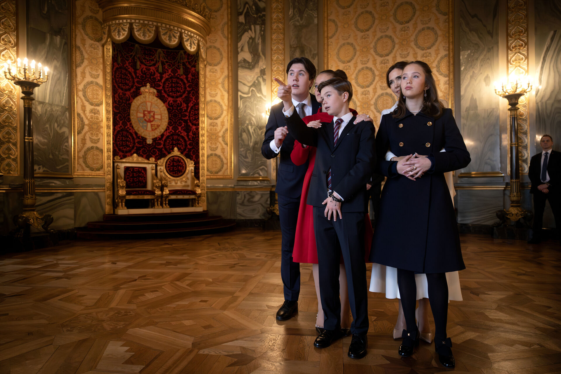 Historiske billeder afslører, hvad der skete efter balkonscenen ...