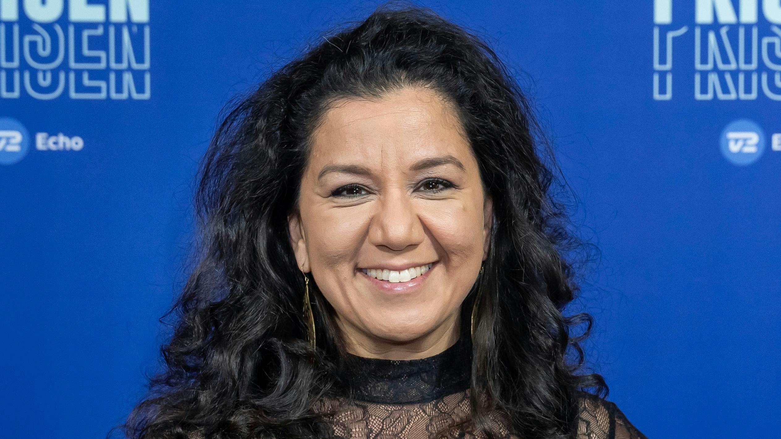 Simi Jan i skinnende guldnederdel og blondebluse med gennemsigtige ...