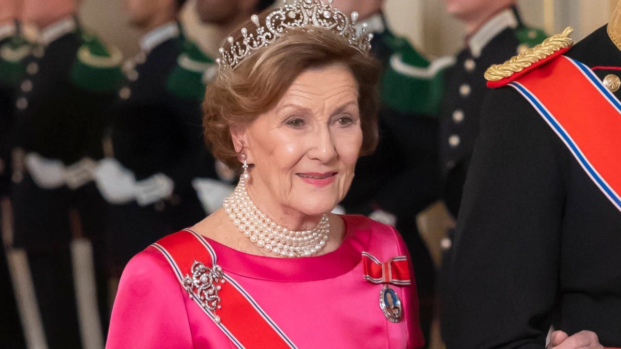 Dronning Sonja dukker op med perlediadem og i pink gallakjole med ...