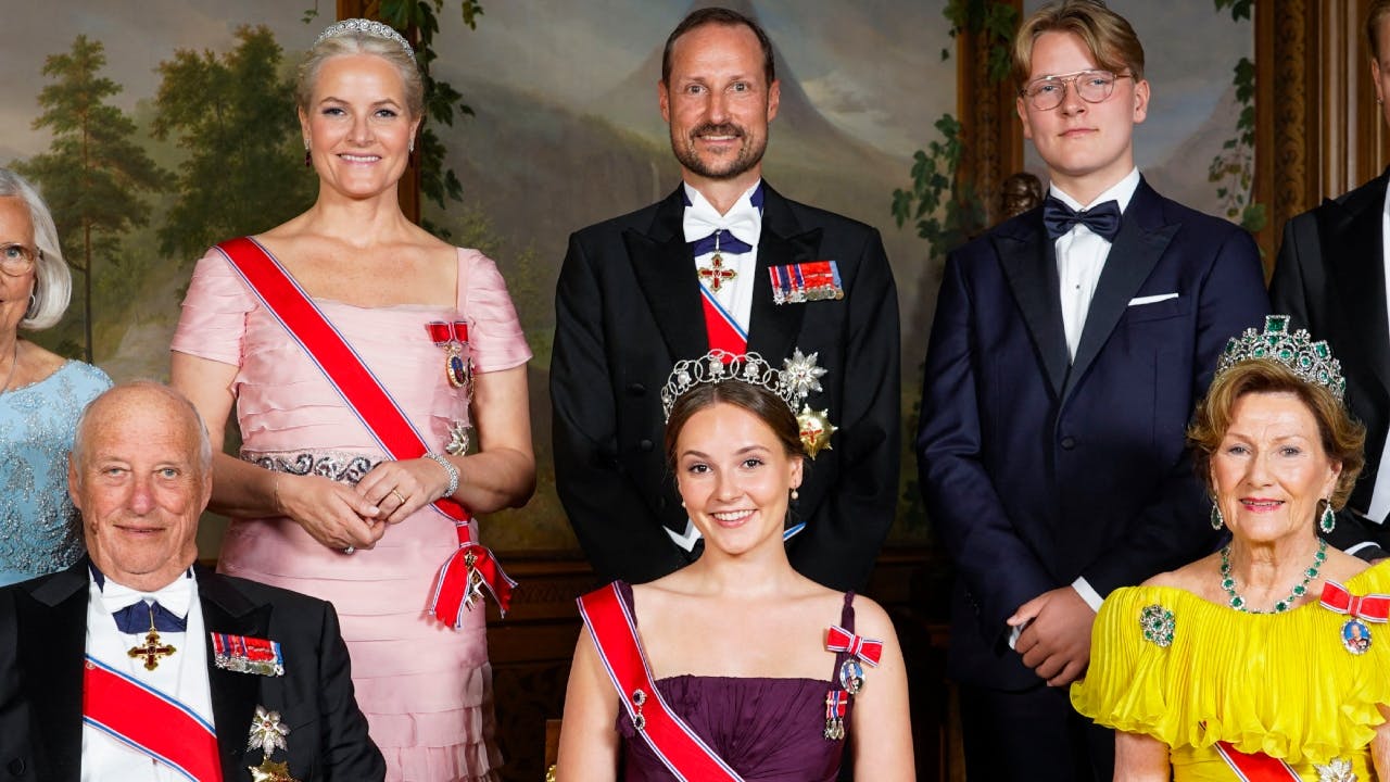 Helt tæt på kongefamilien: Kong Harald og dronning Sonja viser billeder ...
