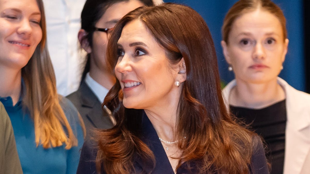 Midt i forvirringen: Dronning Mary lod ikke lille Lily stå og blomstre ...