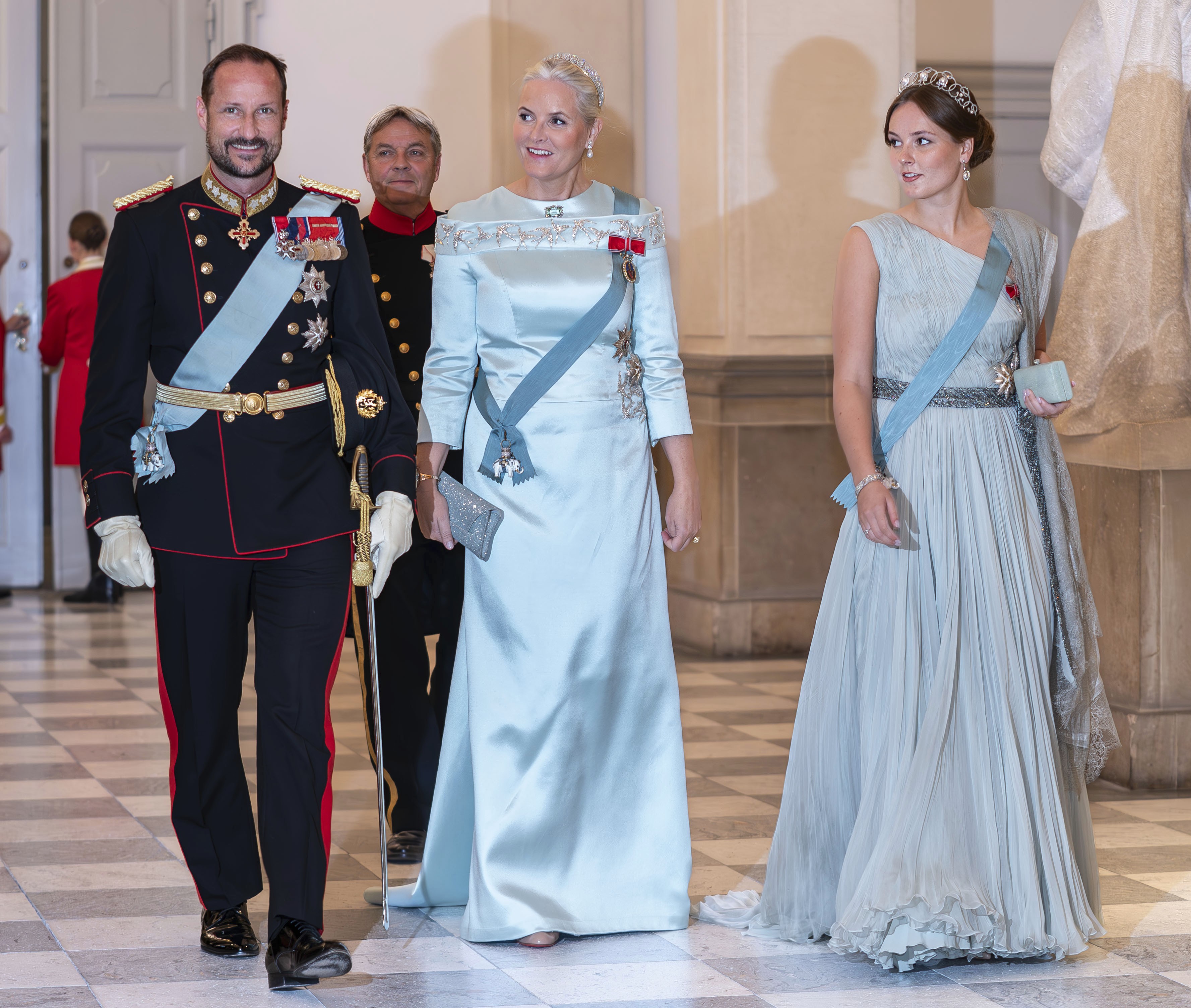 For allerførste gang: Kong Frederik følger trop med det norske og ...