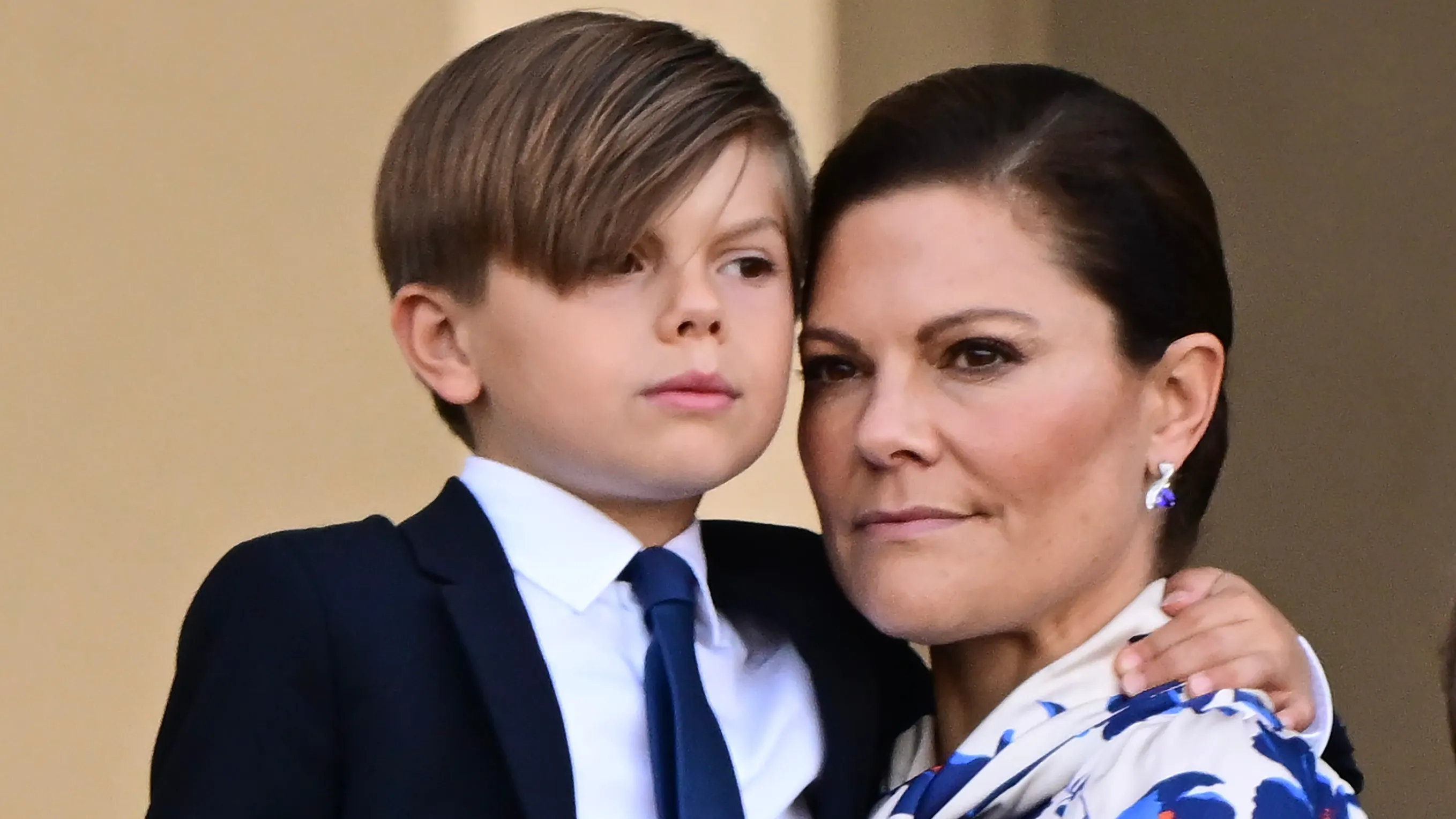 Sikke en lille hjerteknuser! Prins Oscar gør som storesøster på nye ...