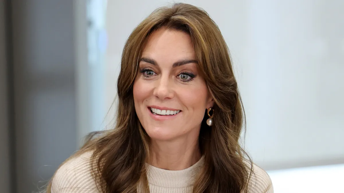 Mens alle undrer sig over prinsesse Catherine, promoverer det britiske ...